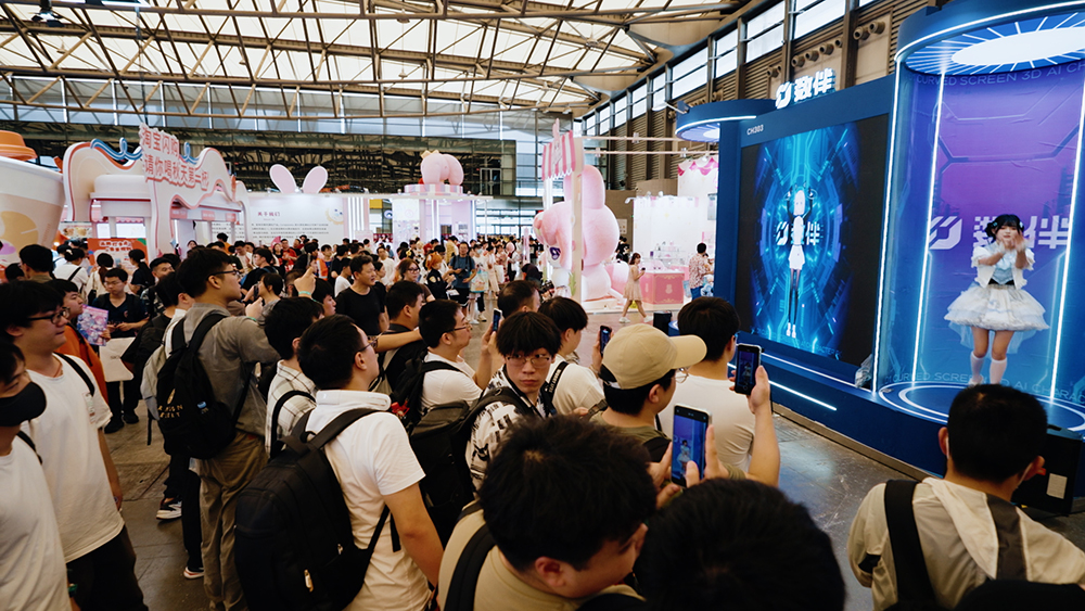 「赛博老婆」引爆 ChinaJoy！数伴 AI 硬件成 Z 世代打卡新宠，预示 AI 陪伴新趋势 | 极客公园